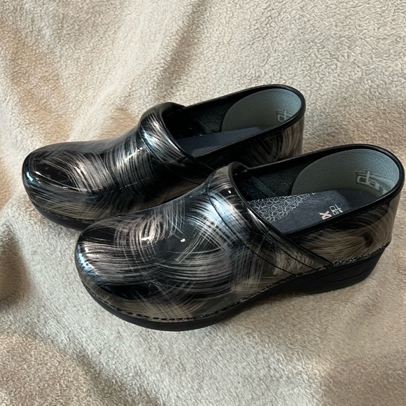 Dansko | Shoes | Dansko Xp 2 Clogs In Black And Silver Swirl Size 40 ...